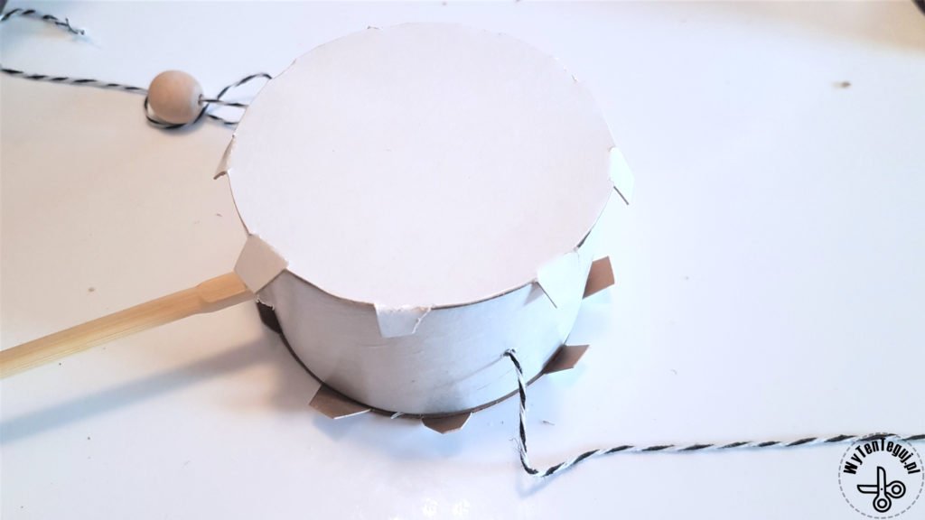 Rattle drum DIY out of tape roll and chopstick - WyTenTeguj