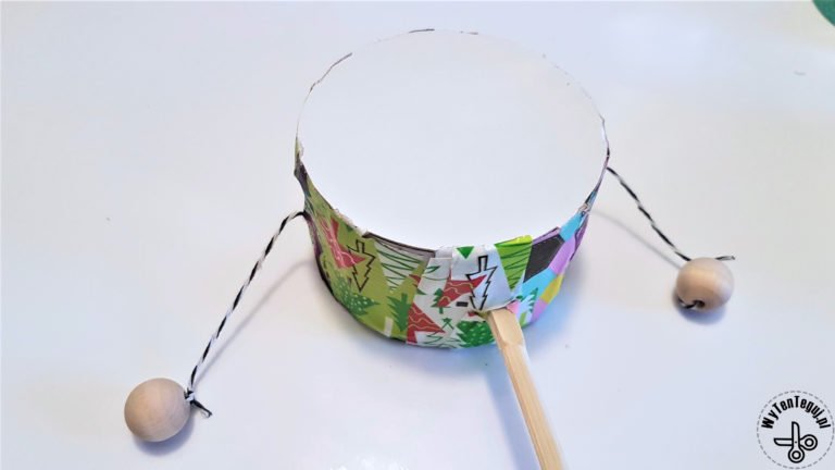 Rattle drum DIY out of tape roll and chopstick - WyTenTeguj