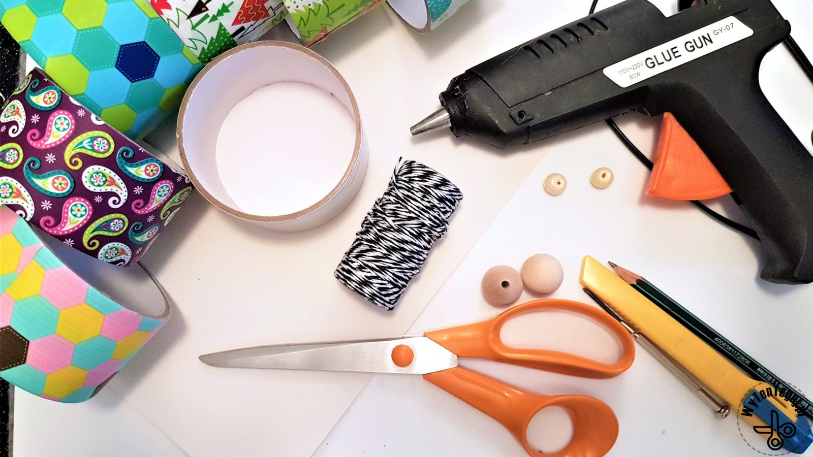 Rattle drum DIY out of tape roll and chopstick - WyTenTeguj