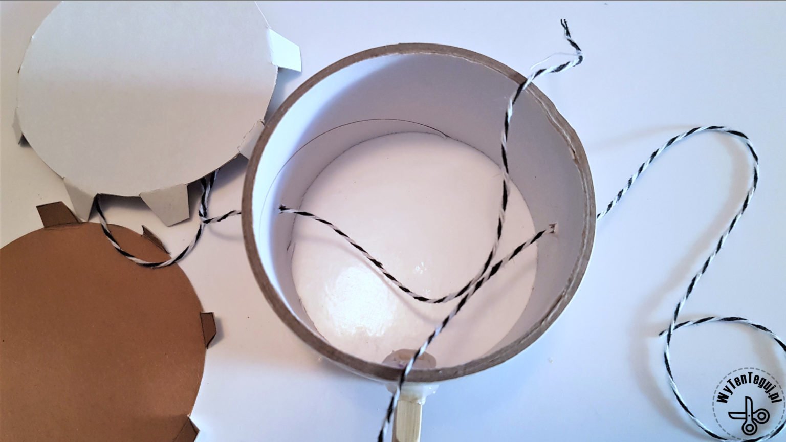 Rattle drum DIY out of tape roll and chopstick - WyTenTeguj