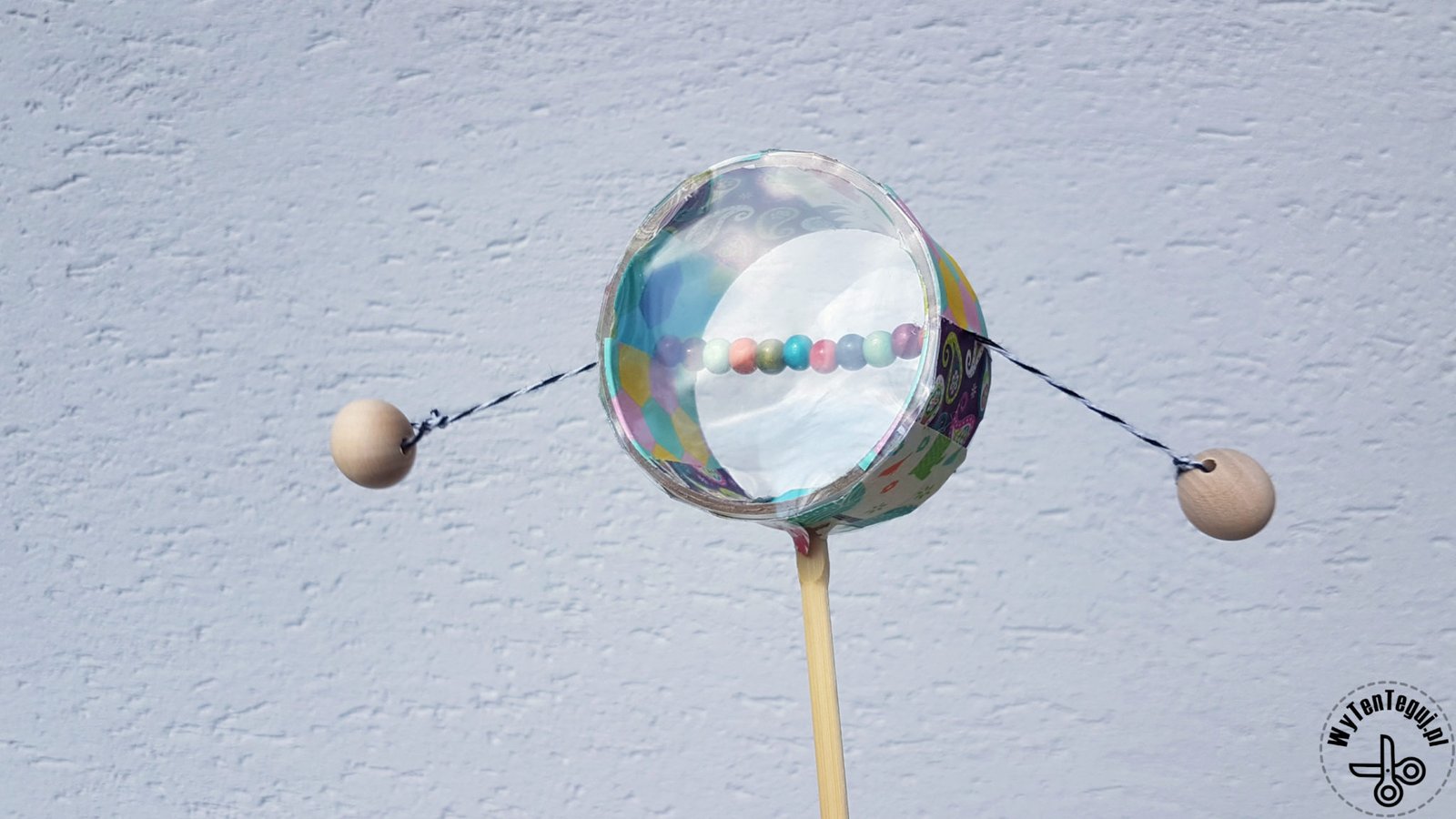 Rattle drum DIY out of tape roll and chopstick - WyTenTeguj