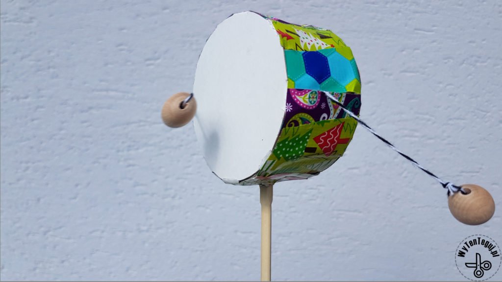 Rattle drum DIY out of tape roll and chopstick - WyTenTeguj